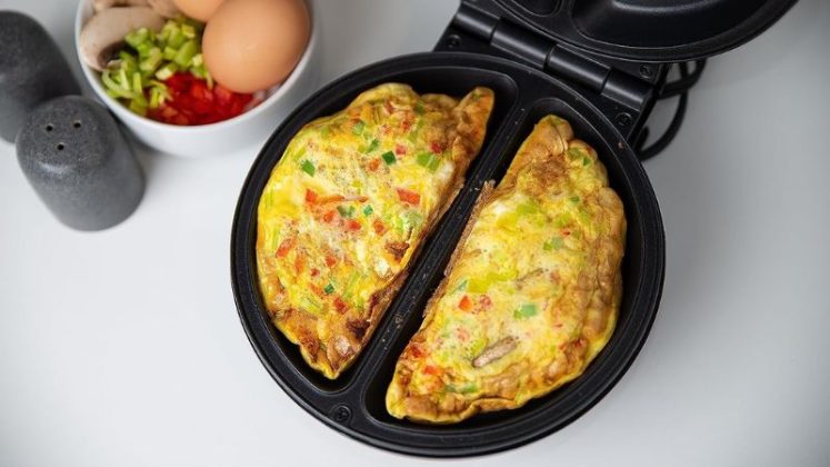 Omelette maker: Fluffy Folded Delights: The Omelet Magician