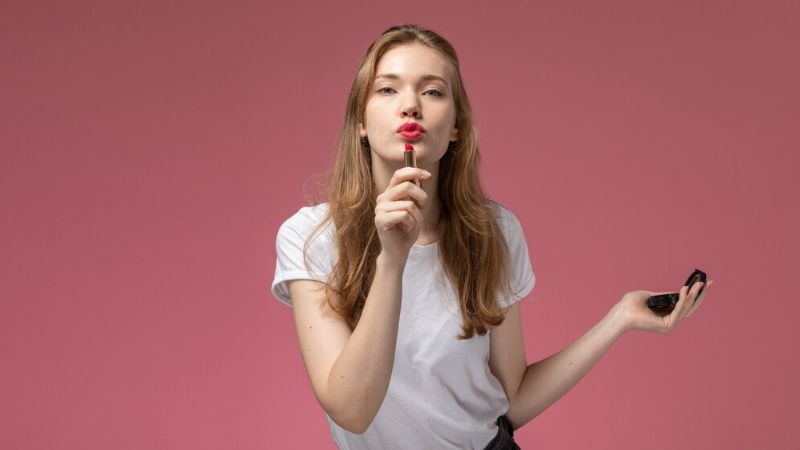 How to Make Lipstick At Home That Last Longer – 5 Best DIY of 2021!